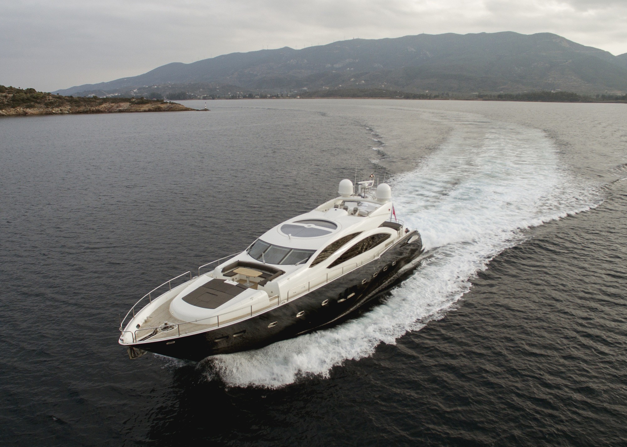 Predator 92 Sport Yacht Charter Details, Sunseeker | CHARTERWORLD ...